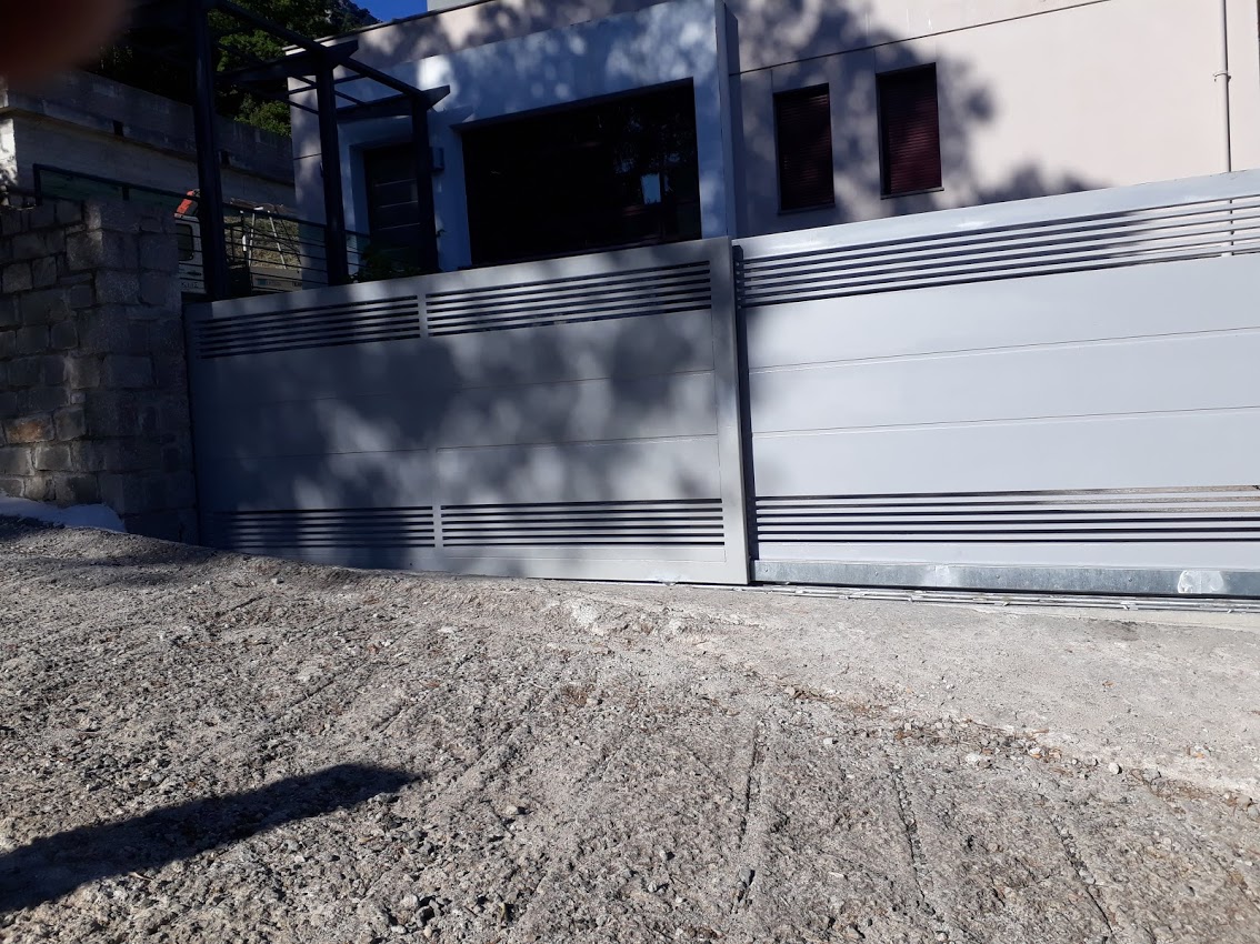 Συρόμενη τηλεσκοπική γκαραζόπορτα 2-φύλλων και πόρτα πεζών στα Καμμένα ...