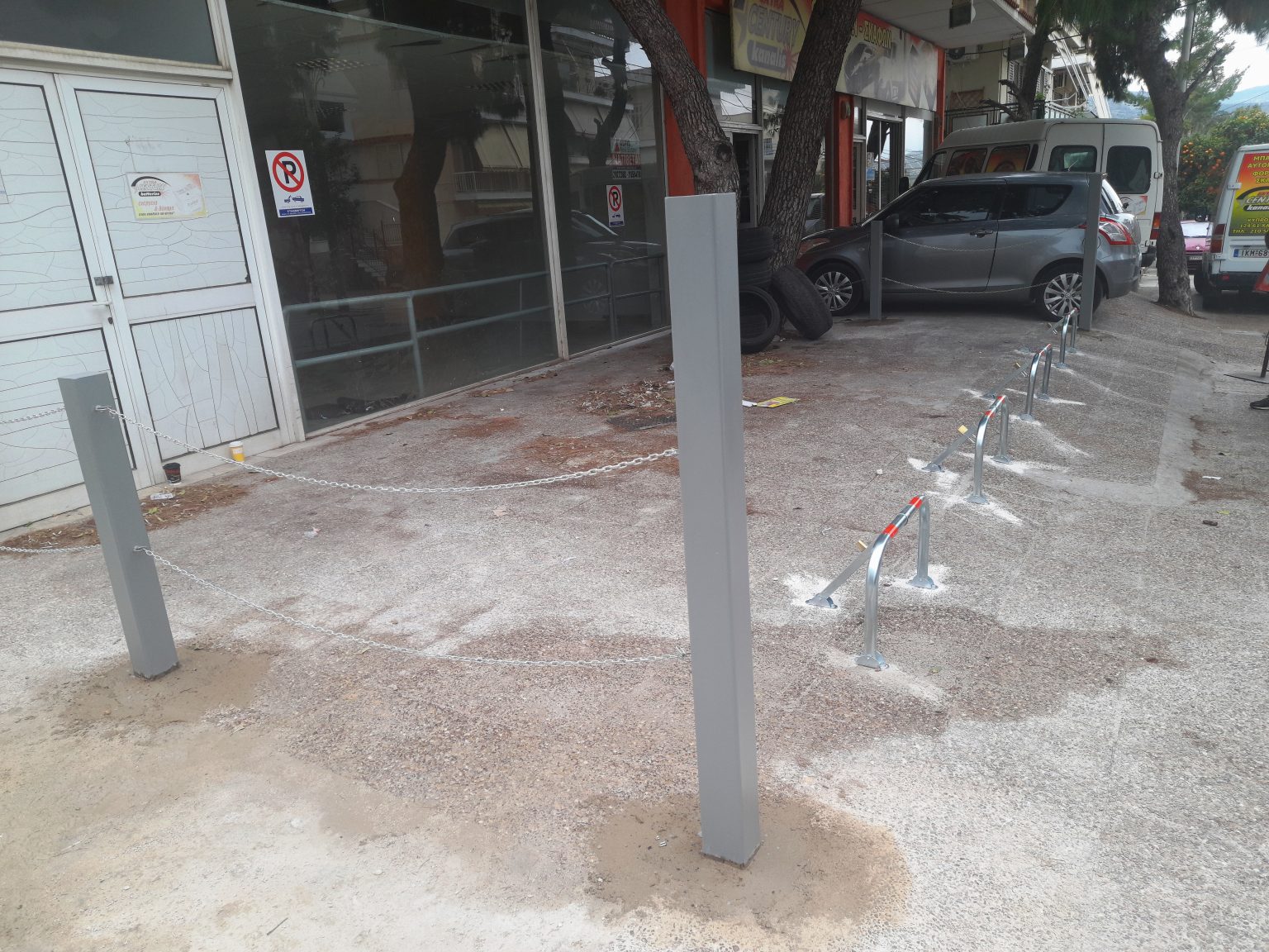 Μπαράκια πεζοδρομίου και κολωνάκια με αλυσίδα για παρεμπόδιση ...