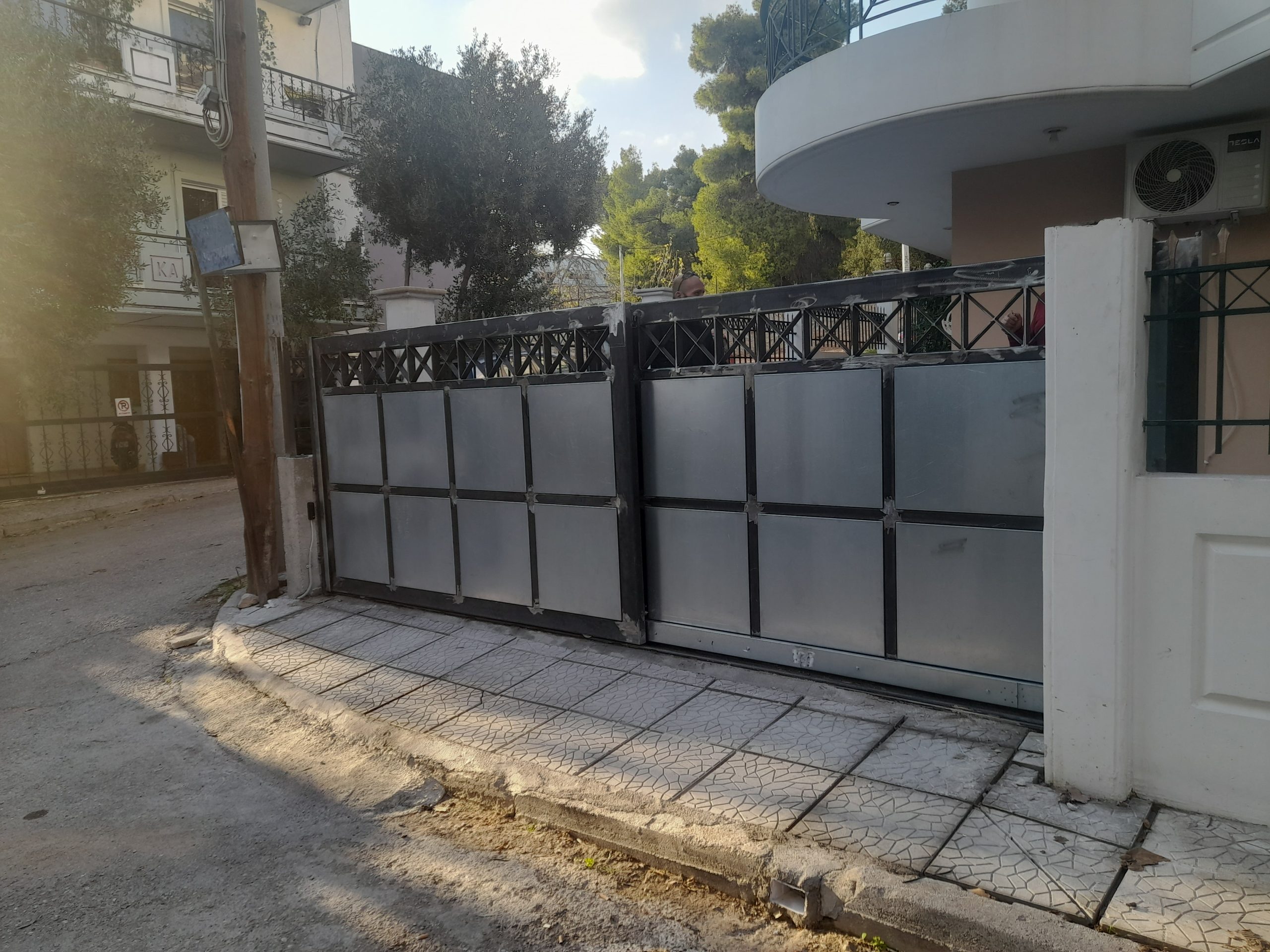 Τηλεσκοπική συρόμενη γκαραζόπορτα με μοτέρ στο Άνω Δάσος Χαϊδαρίου ...