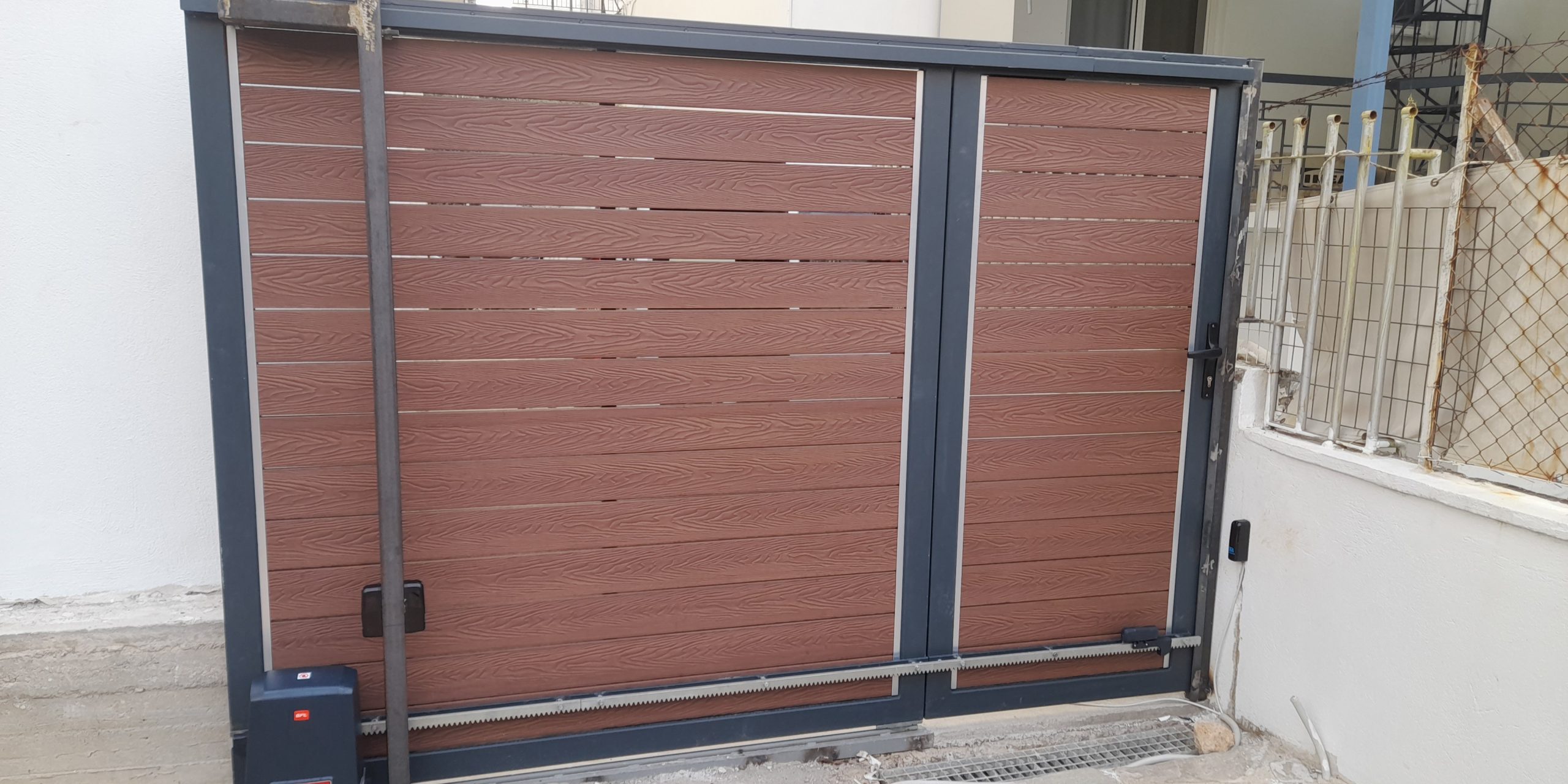 Συρόμενη γκαραζόπορτα με επέκταση πόρτα πεζών στην Αργυρούπολη