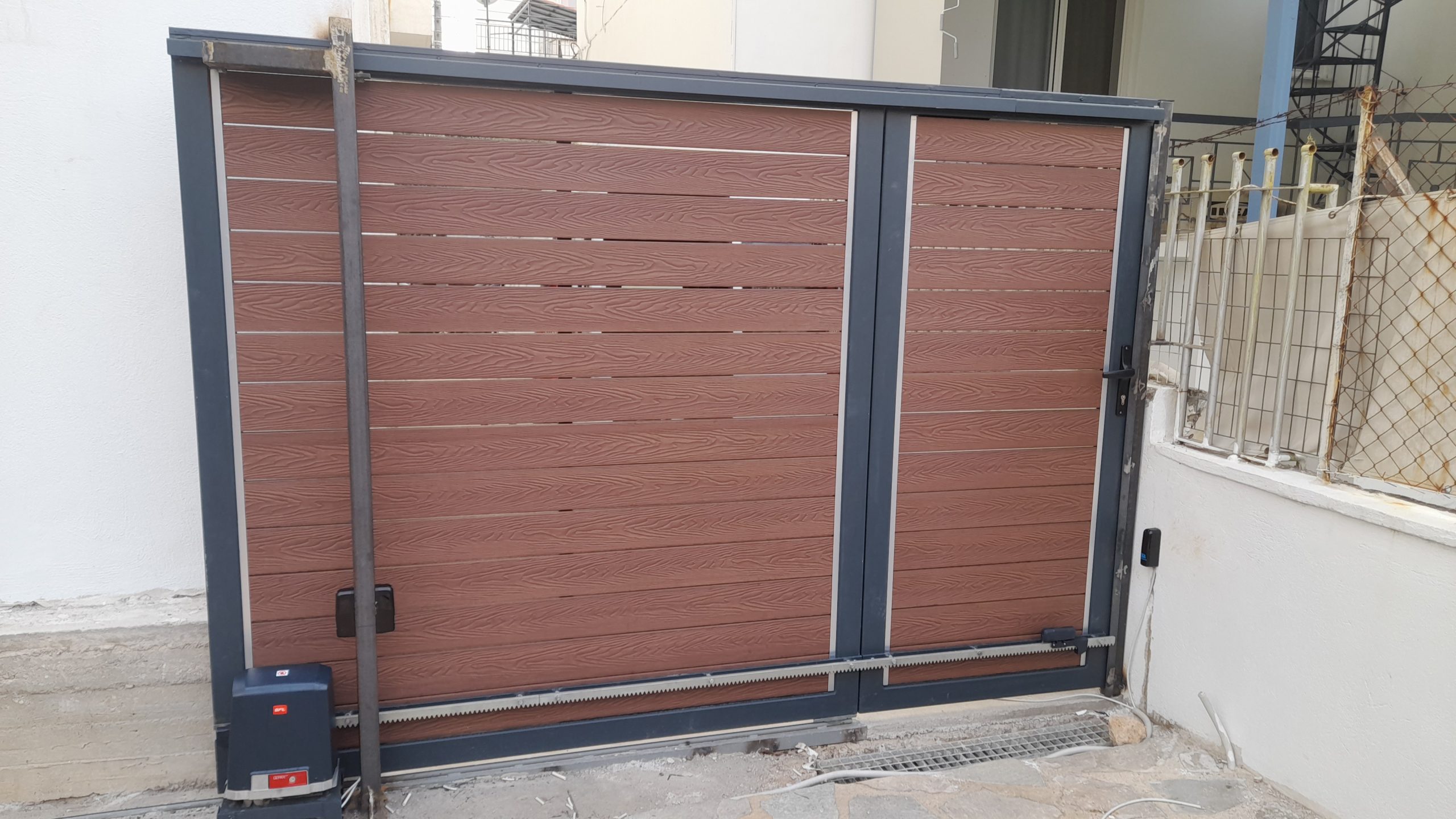 Συρόμενη γκαραζόπορτα με επέκταση πόρτα πεζών στην Αργυρούπολη