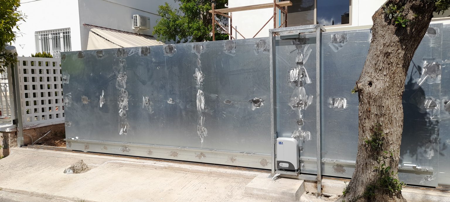 Συρόμενες επάλληλες γκαραζόπορτες, πόρτα πεζών και περίφραξη σε ...