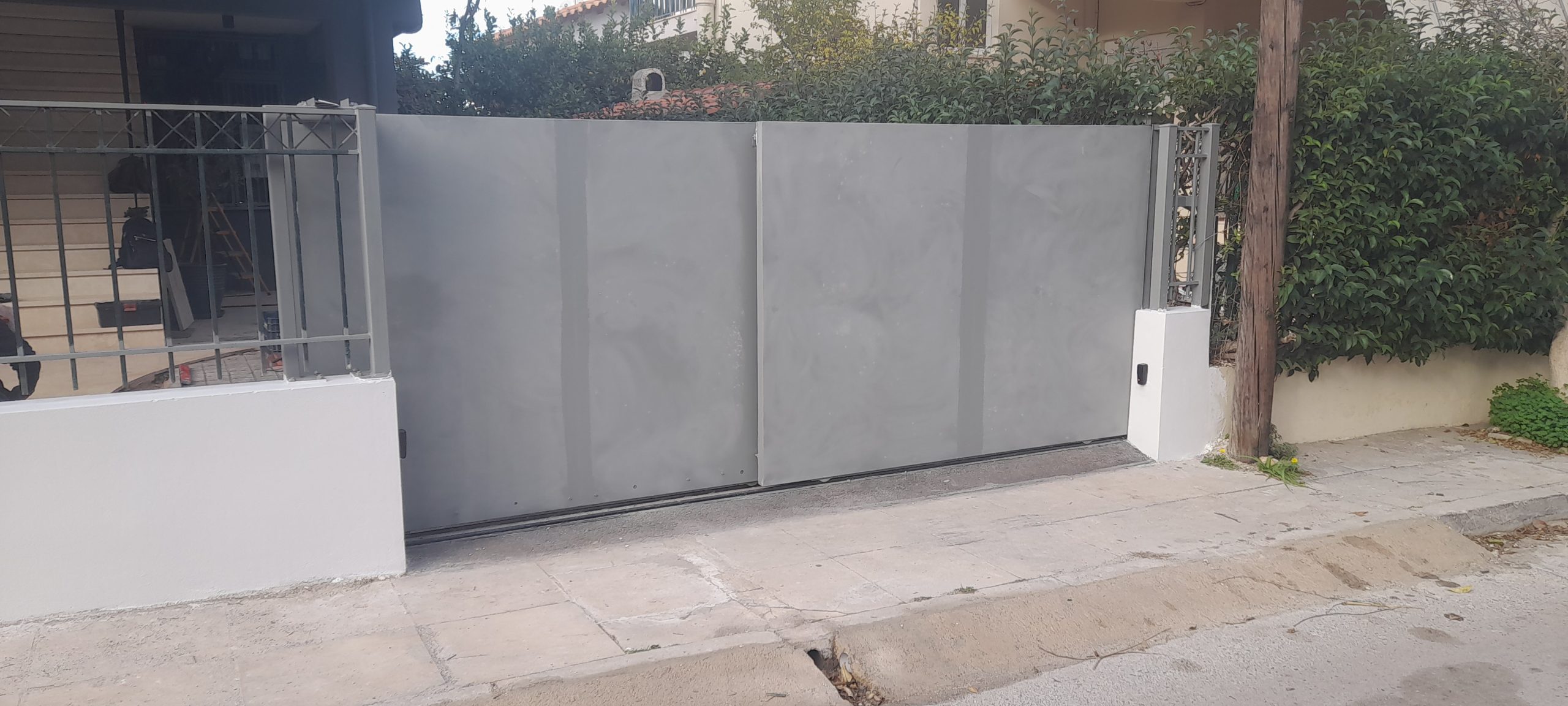 Τηλεσκοπικές συρόμενες γκαραζόπορτες και πόρτα πεζών στου Παπάγου ...