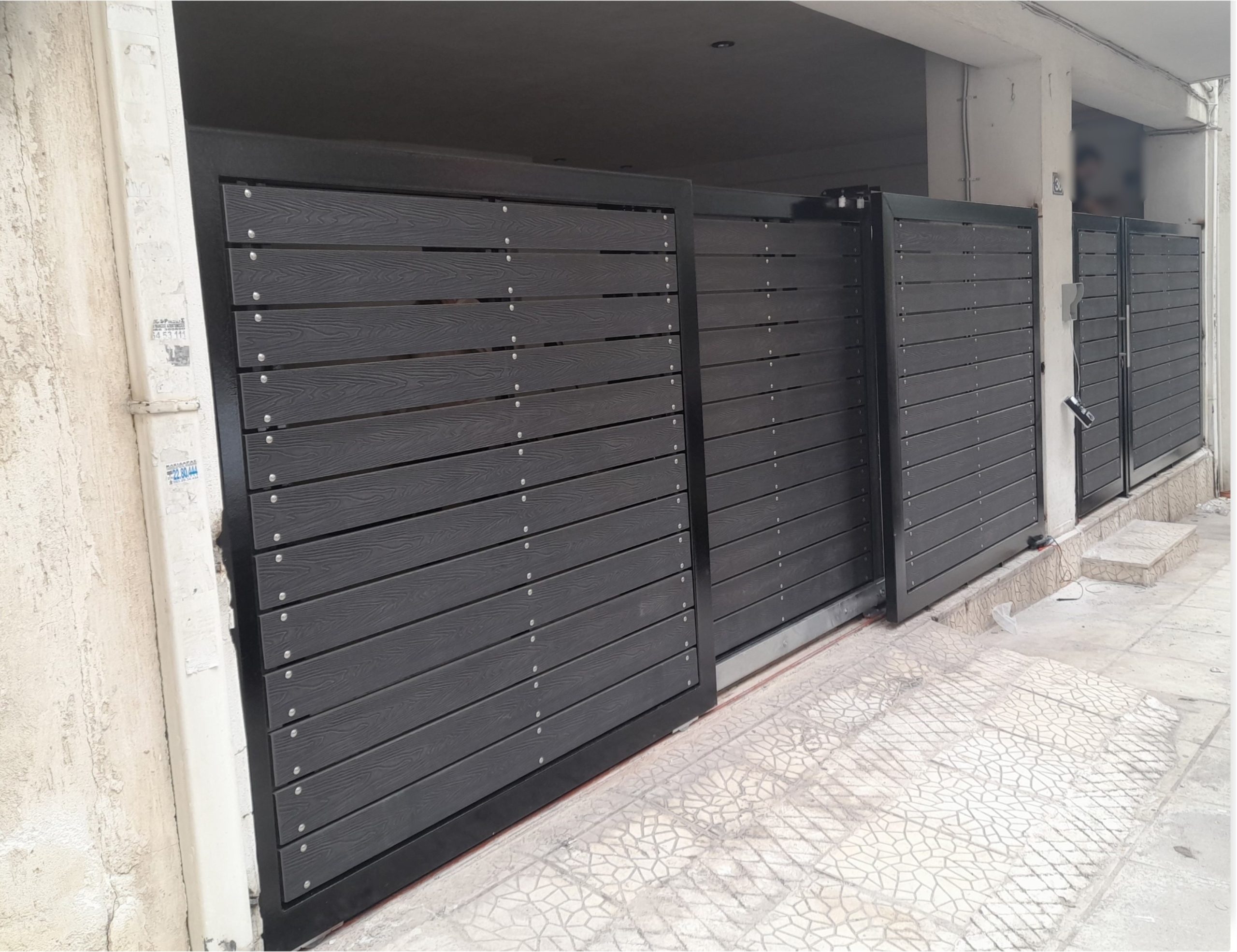 Τηλεσκοπική συρόμενη γκαραζόπορτα, κάγκελα και πόρτα πεζών στη Λαμπρινή ...